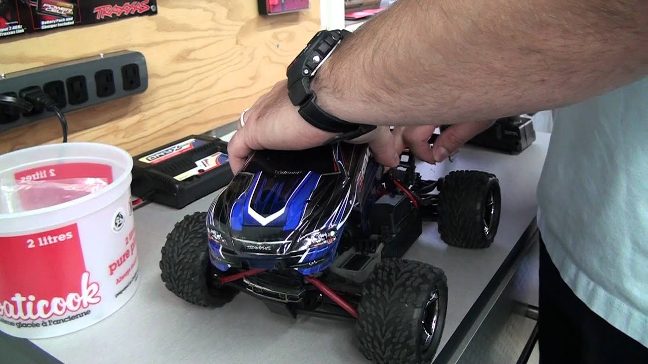 Traxxas E-Revo VXL 1/16 vs Slash 2x4 - YouTube