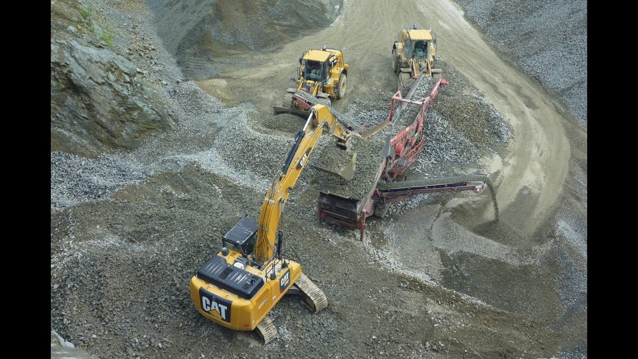 Screening with TEREX FINLAY 883 & CAT 330F & two loaders CAT 966M+K ...