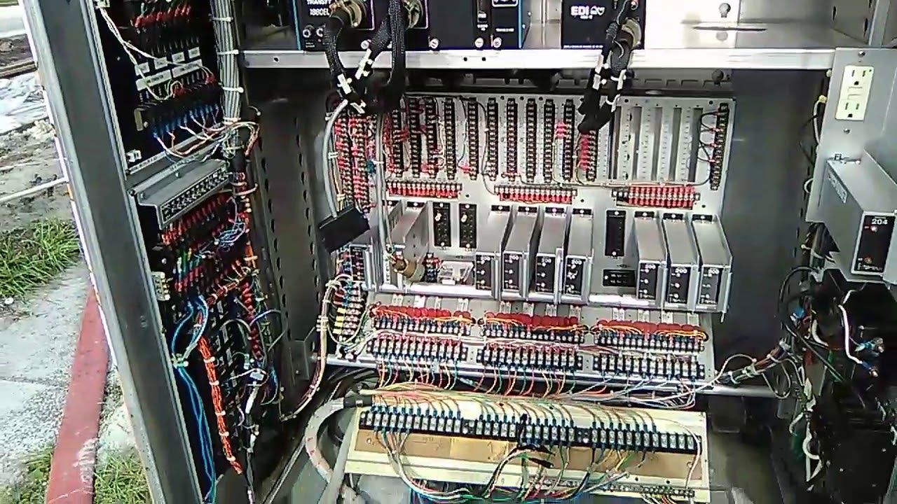 Traffic signal technicians repairing span wire splice. - YouTube