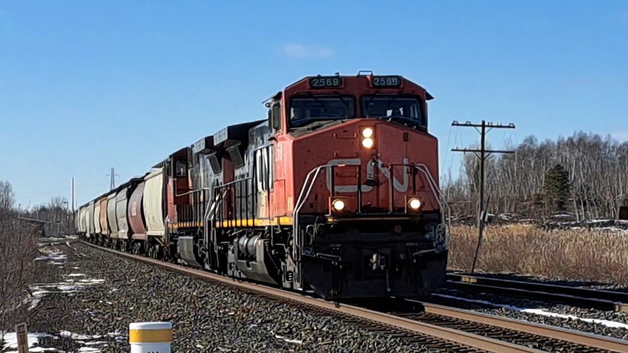 ENDANGERED DASH-9 LEADS A D9 DUO ON FAST & SHORT GRAIN TRAIN CN 874 ...