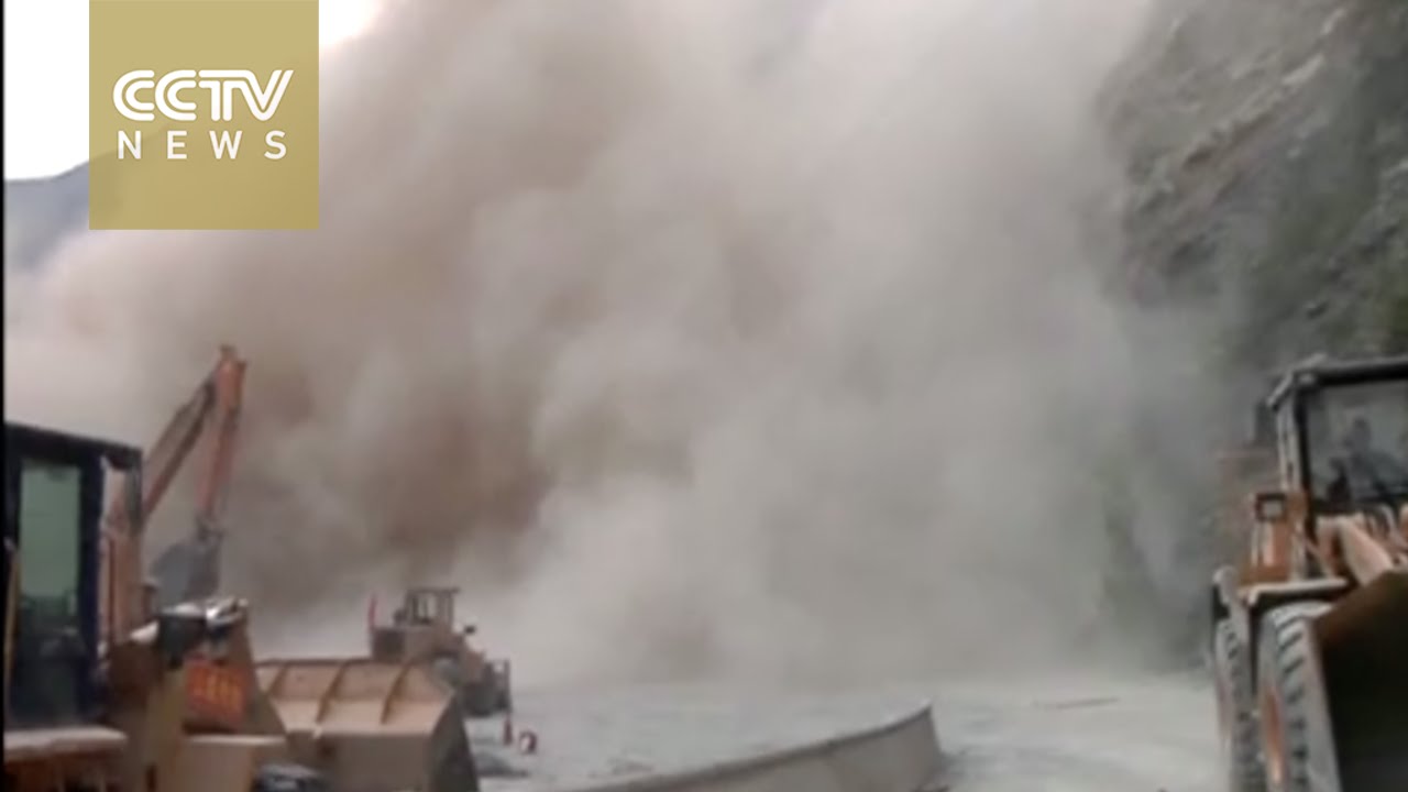 Landslide in southwest China’s Sichuan Province - YouTube