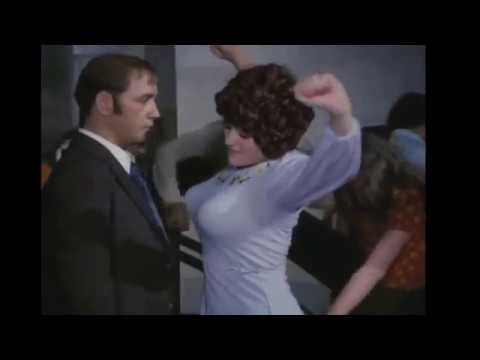 Она танцует и поёт, танцует и поёт...