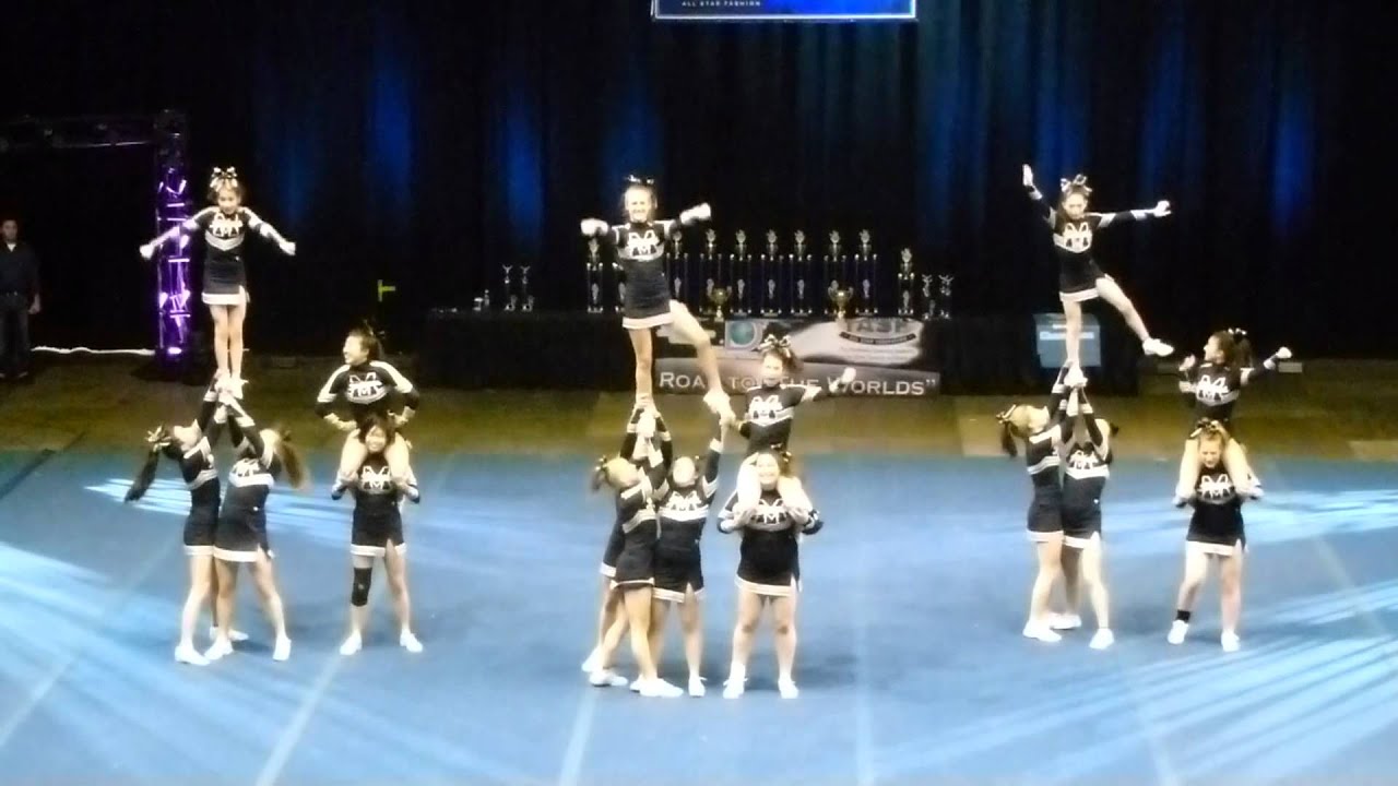 Midnight Cheer - Senior 3 Cheer Fest 2012 - Day 2 - YouTube