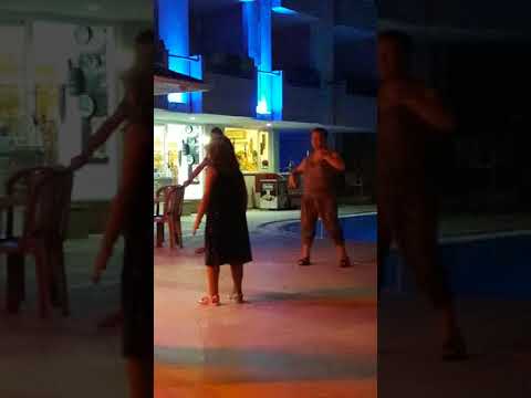 Yabancı turistten dans şov