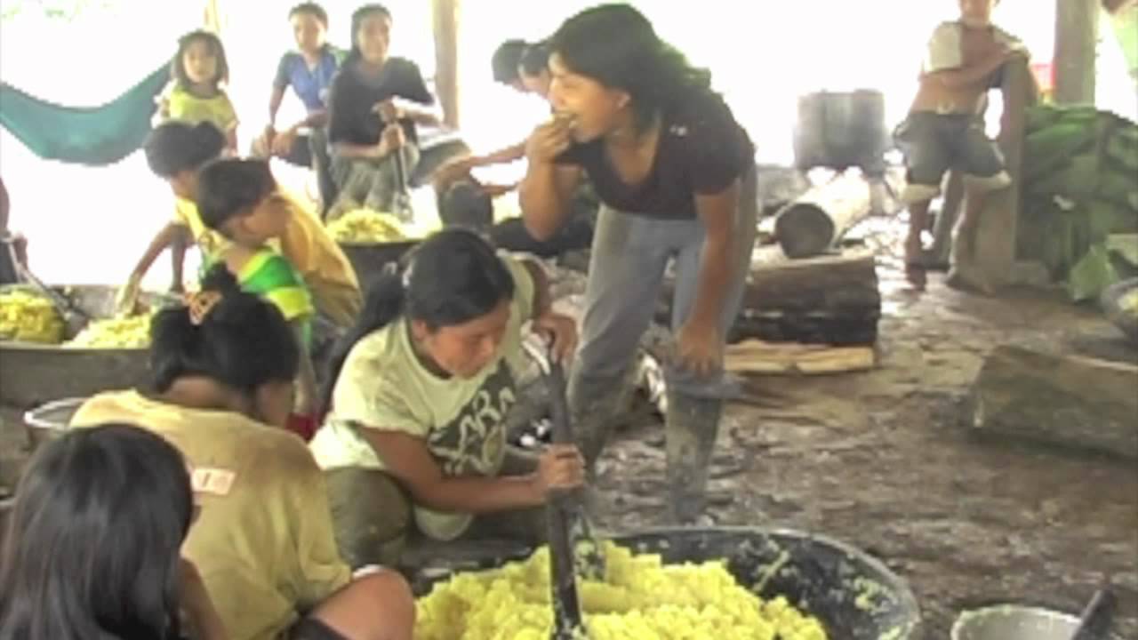 Elaboracion de la chicha de yuca uyantsa chayuks warmis.mov - YouTube