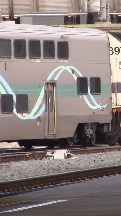 SCAX 897 leads out of LA #metrolink #897 #train #usatrains #railroad #railfanusa #railway - YouTube