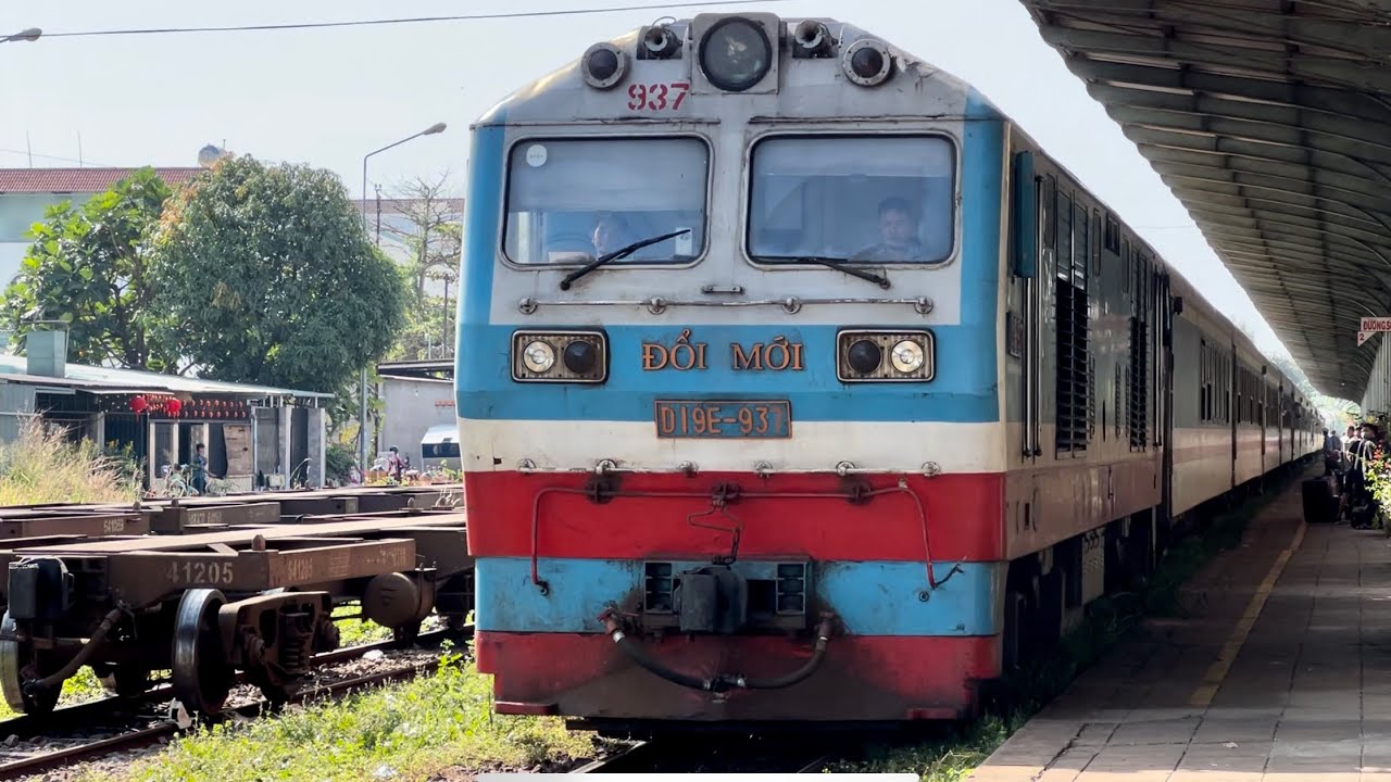 (Tàu Tết 2023) D19E - 937 kéo tàu SE6 đón khách tại ga Biên Hoà (20-01 ...