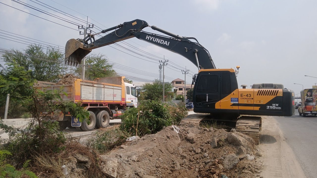 HYUNDAI HX210HD ขุดร่องทำทางเบี่ยง FUSO ตั้งรับ - YouTube