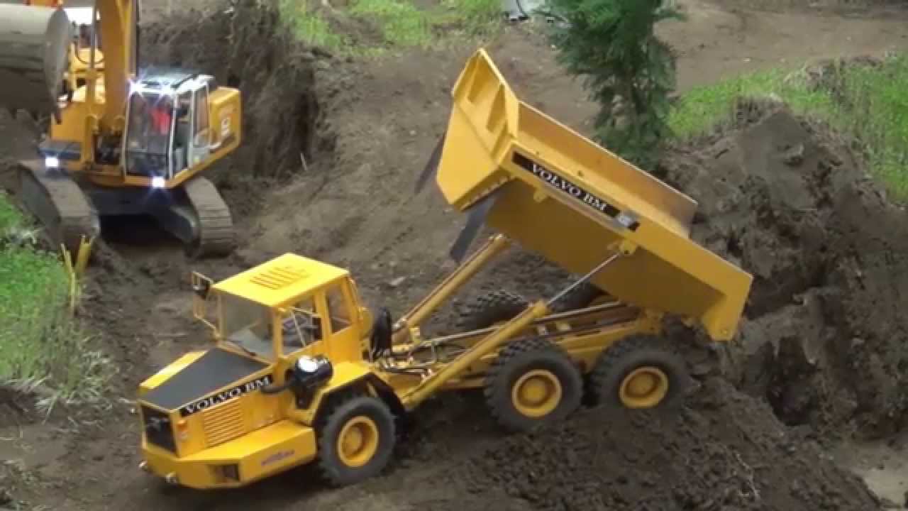 RC Bagger im Einsatz und RC Baufahrzeuge im Einsatz - YouTube