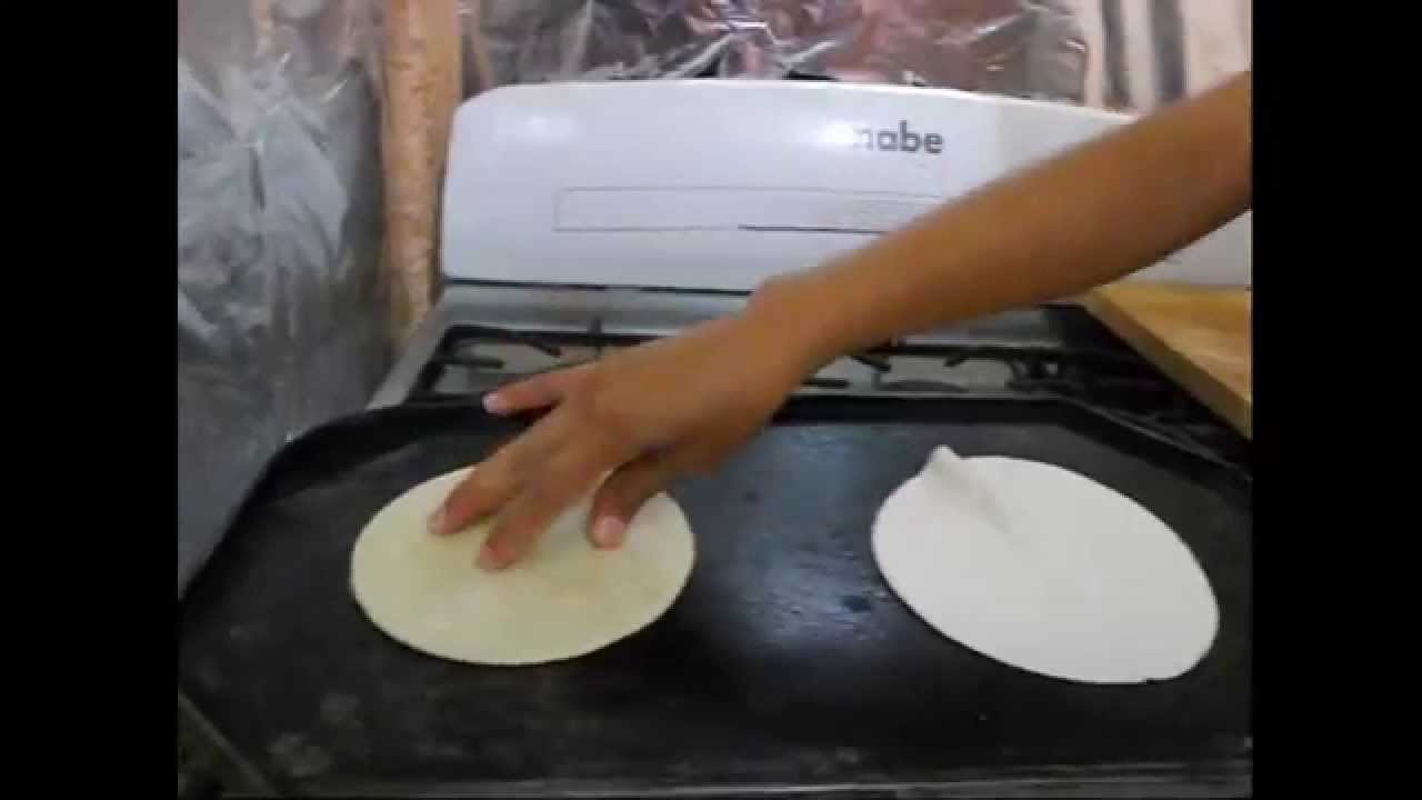 Como hacer tortillas de maíz, como hacer tortillas hechas a mano - YouTube