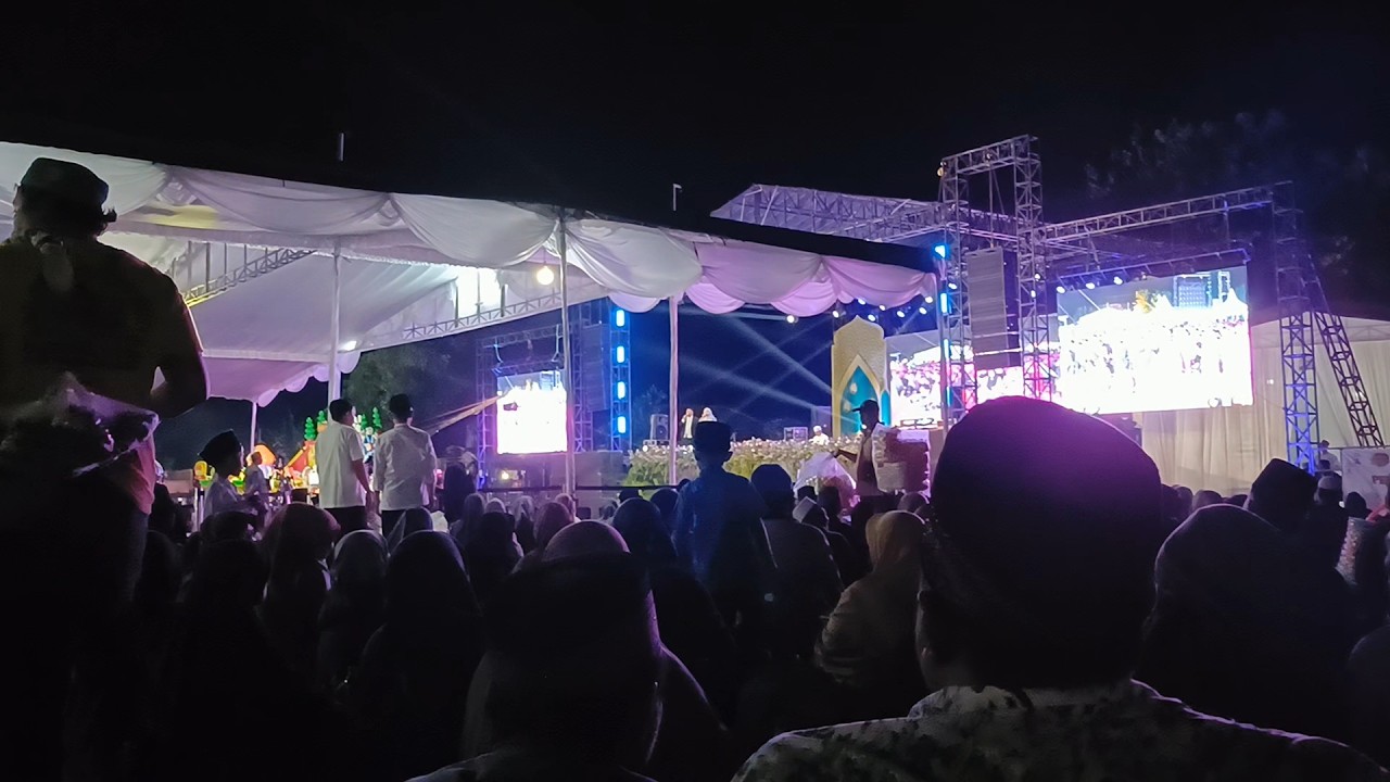 Suasana pengajian KH Anwar Zahid di kecubung pace nganjuk Jawa Timur ...