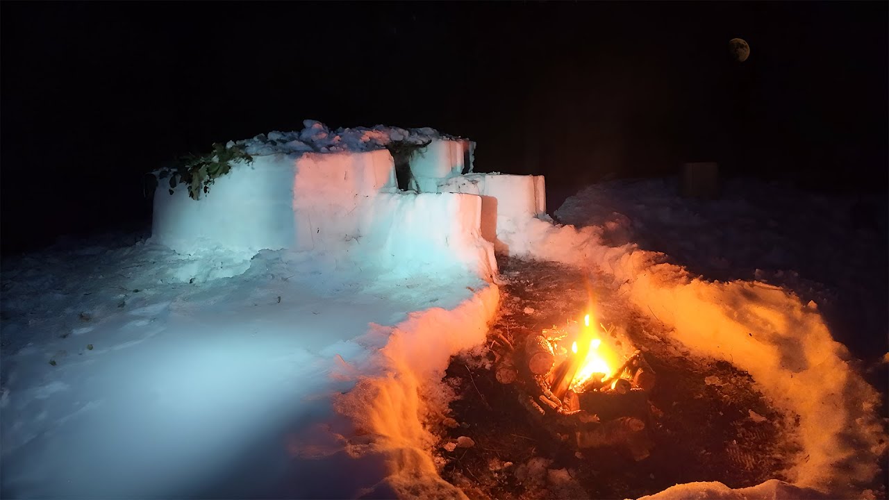 BUILDING a Snow Shelter & COOKING over the Campfire - YouTube
