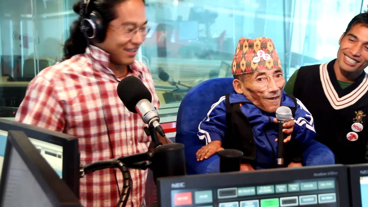 World's shortest man Dangi learning English words - YouTube