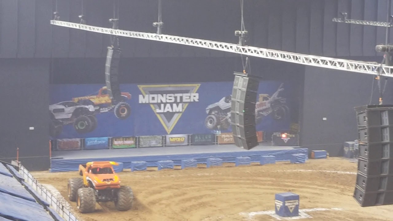 Monster Jam Baltimore MD Royal Farms Arena Racing final Grave Digger Vs ...