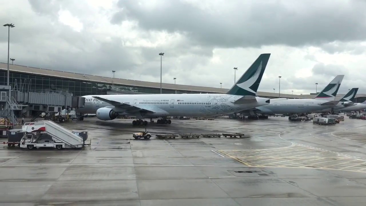 United Airlines Polaris First Class on Boeing 777-200 Singapore to Hong ...