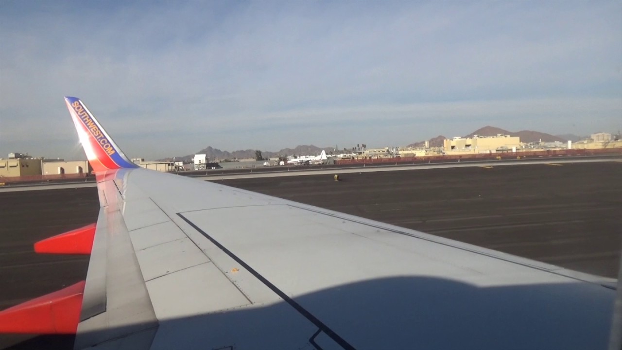 Southwest Airlines landing at Phoenix Sky Harbor International Airport ...