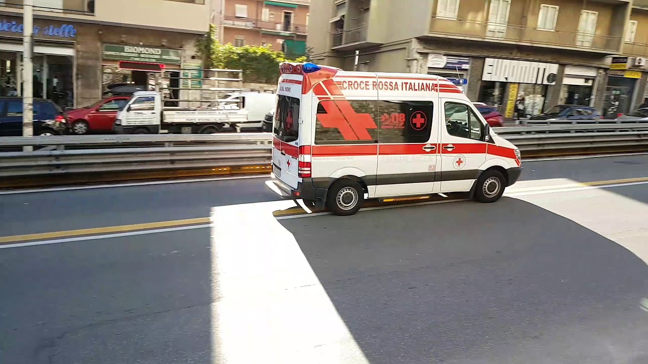 Ambulanza CRI in sirena a Genova in Corso Europa - YouTube