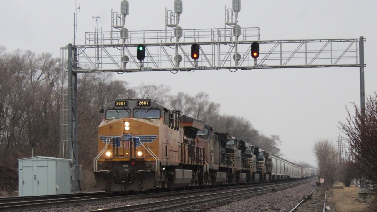 UP MNPPR heads through Elmhurst,IL with UP 6318 *SP paint" & a NS ...