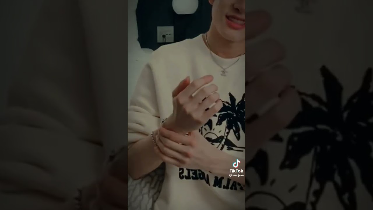 Jake Hands Are so hot 🔥 hchooe me 😫 #enhypen #jake - YouTube