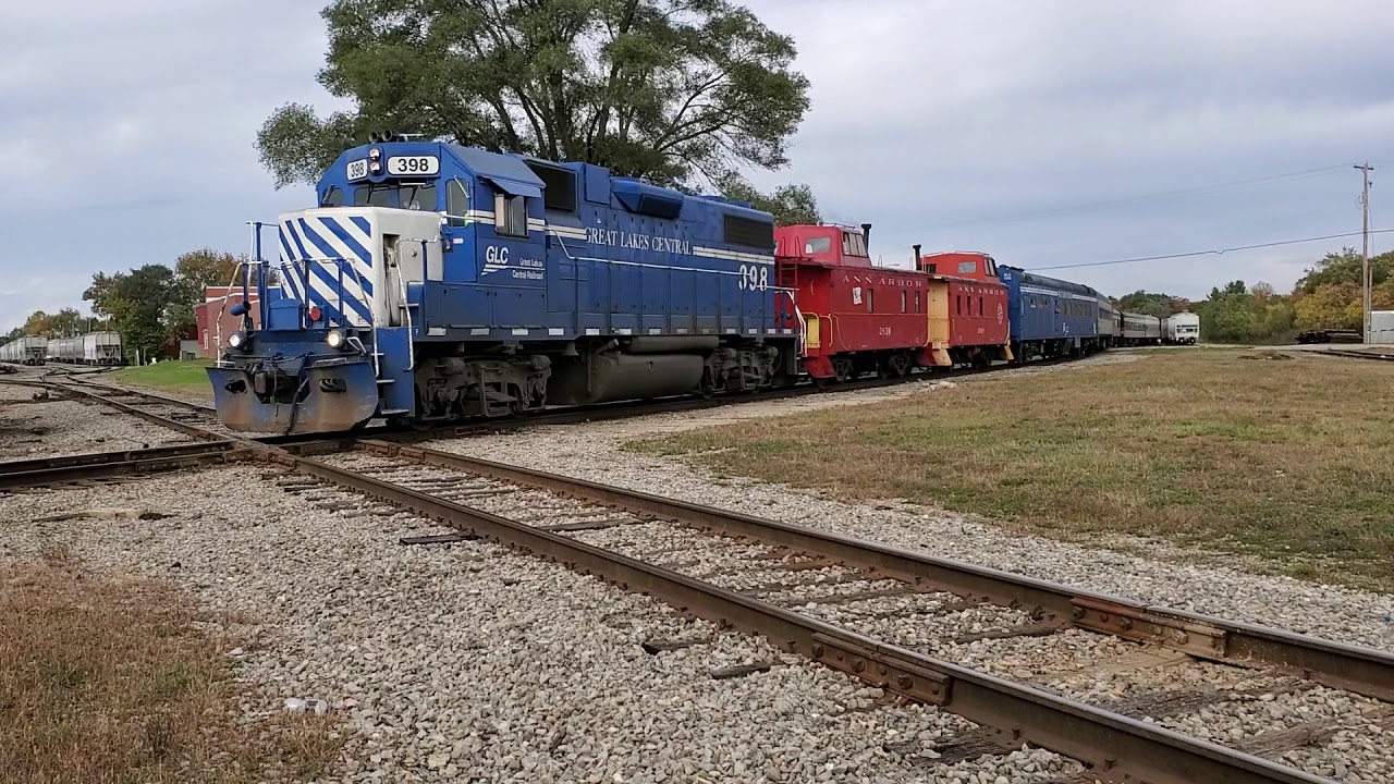 SRI Timberliner fall color train at Clare Michigan on 10/19/2019 - YouTube