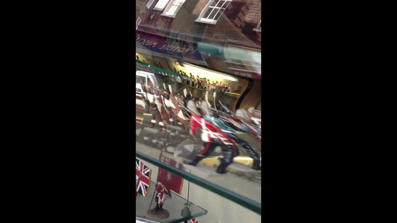 Toy Soldiers in London Shop - YouTube