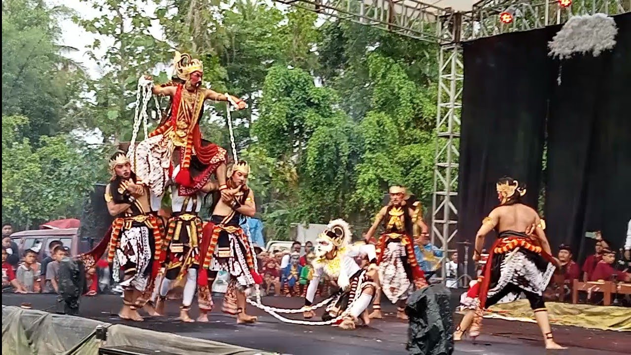Reog wayang manunggal Budoyo live parade budaya perbatasan di lapangan ...
