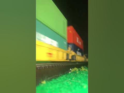 Fast Ho scale intermodal train with new G85 flatcar on the rear - YouTube