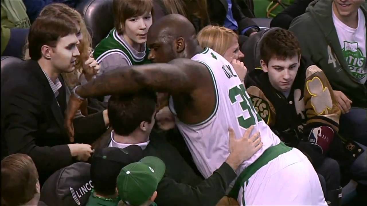 Shaq Hugs a fan - YouTube