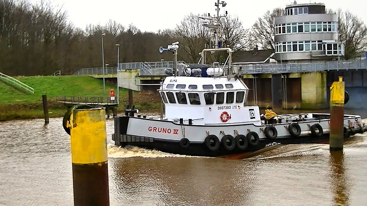 Schlepper "Gruno IV" an der Schleuse Papenburg / Tug boat "Gruno IV ...