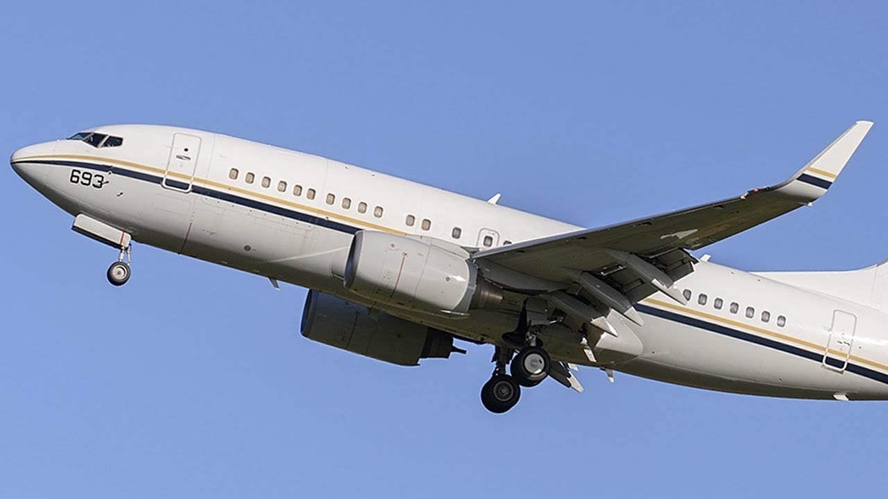 US Navy Boeing C-40 Clipper (Boeing 737-700) TOUCH and GO - YouTube