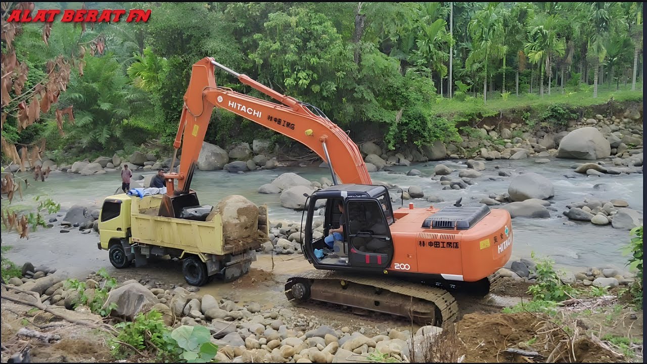 Alat Berat Excavator Muat Batu Gunung, Batu Gunung Besar, Truk Batu ...