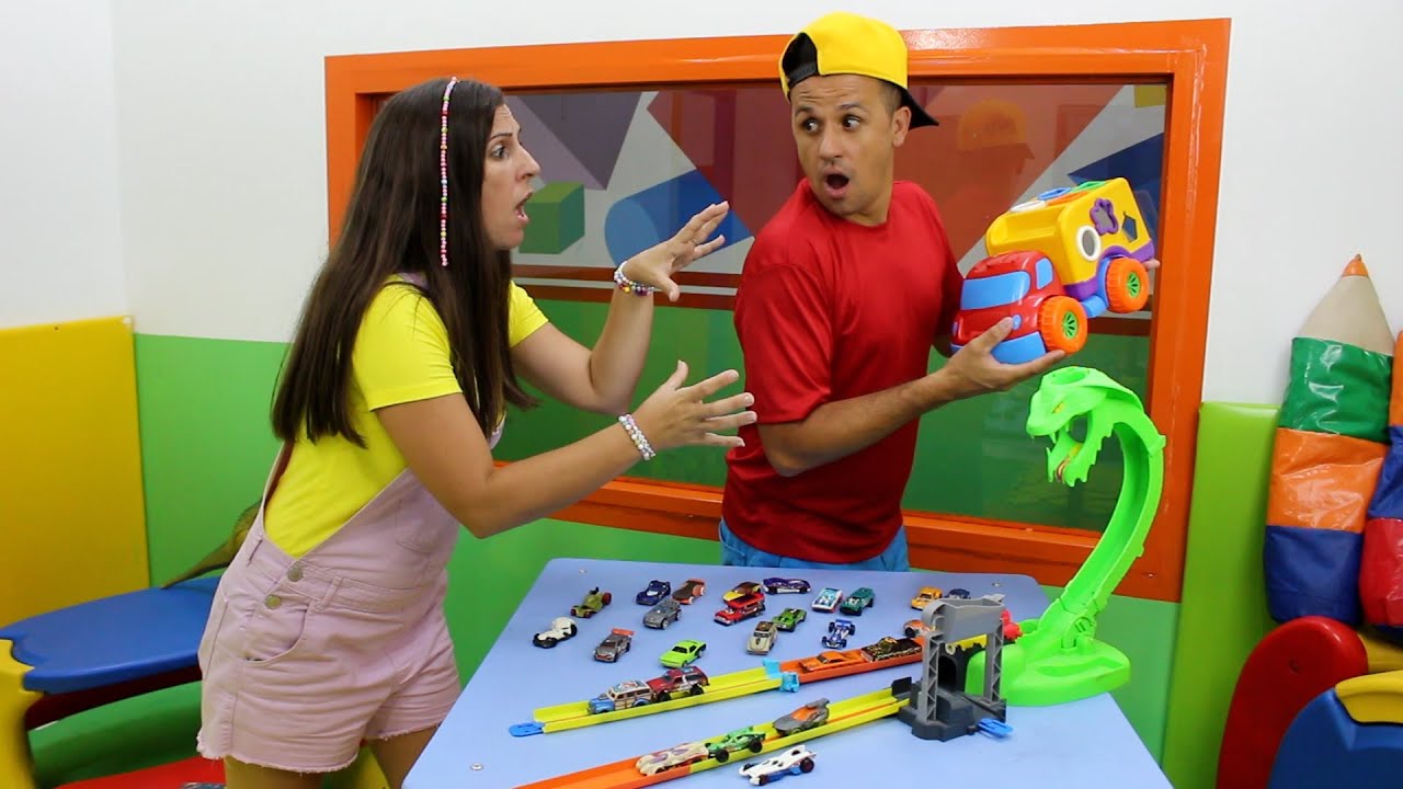 Rapha e Mandy em Rapha não quer emprestar seus carrinhos para Mandy / For Kids - YouTube