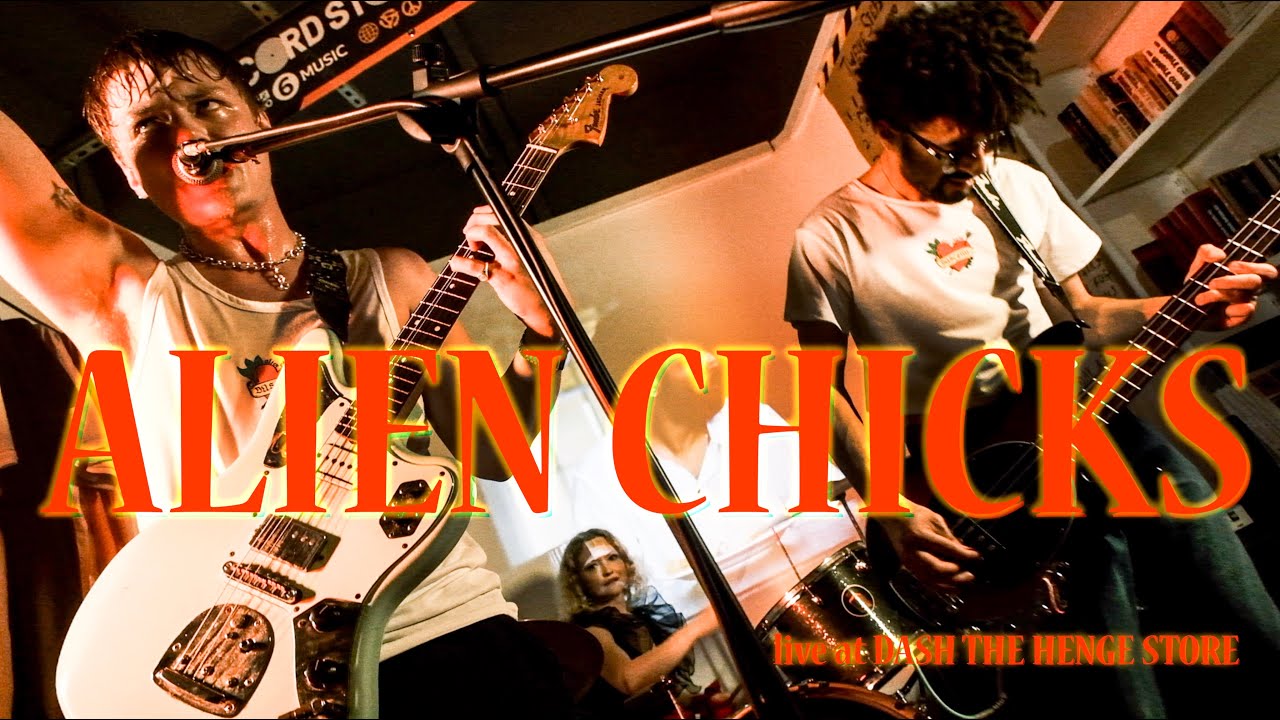 Alien Chicks Live at Dash The Henge Store - YouTube