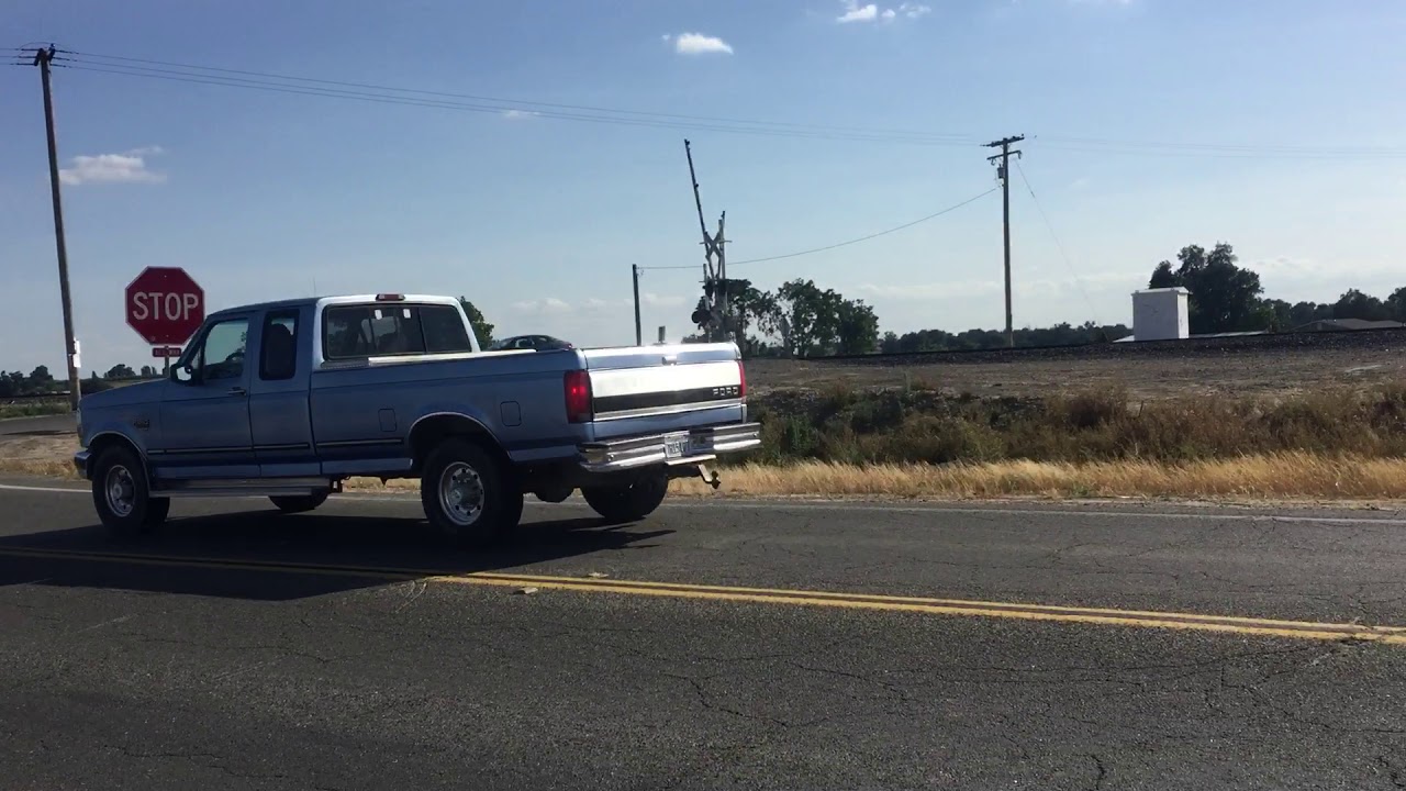 BNSF #7914 passes between Cressey and Ballico CA - YouTube