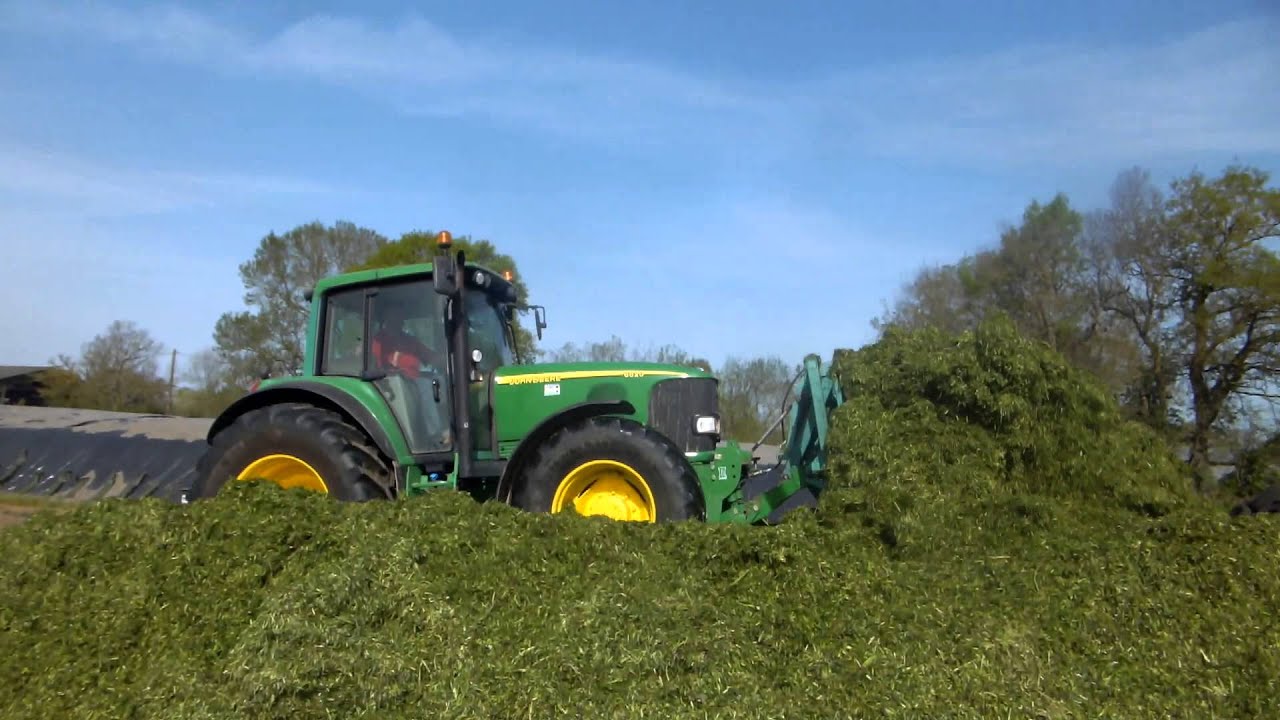 Ensilage de ray-grass au tas d'ensilage !! - YouTube