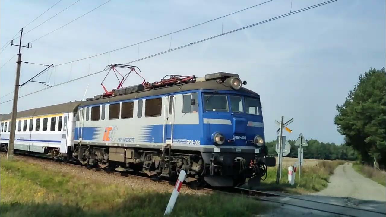 Przejazd pociągu IC Malczewski przez przejazd kolejowy w Trzebielach z EP08-006 na czele (RP1 ...