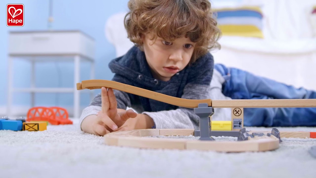Hape | E3764 - 火車軌道小鎮運輸收納套 Railway Bucket-Builder-Set - YouTube