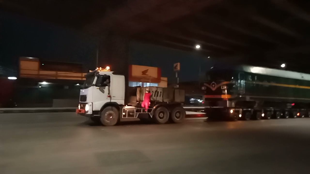 TRAILER MUATAN LOKOMOTIF TANJUNG PRIOK - YouTube