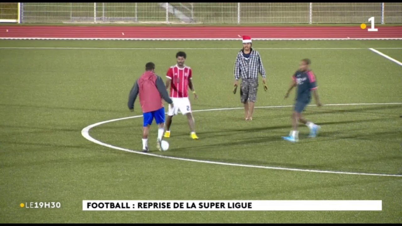 Football : reprise de la Super ligue - YouTube