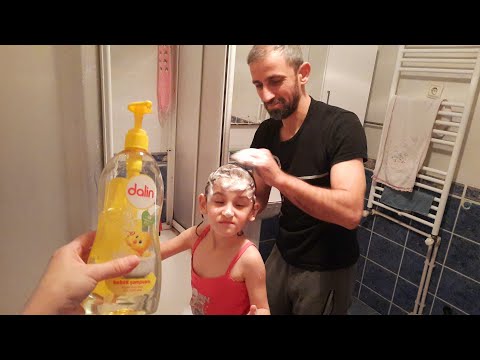 Esila Banyo Yapmak İstemedi Babası Esila Ayşe yi Dalin bebe şampuanı ile yıkadı