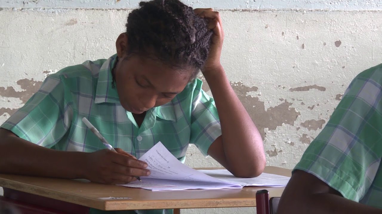 Zesde klassers maken GLO toets - YouTube