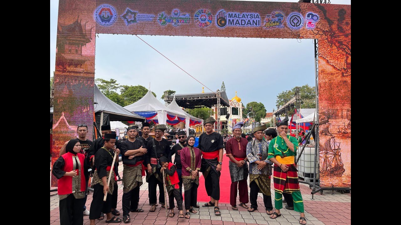 Persembahan silat sempena Melaka Heritage Celebration - YouTube