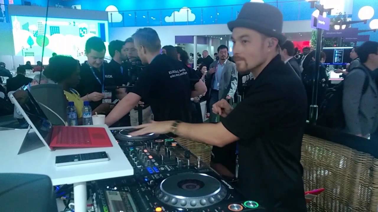 MWC : Visite du stand Microsoft - YouTube