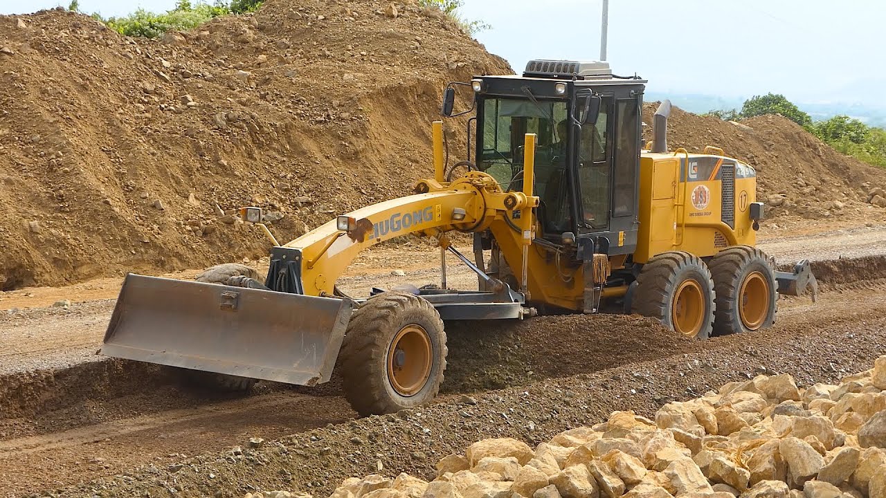 Fantastic!!! Building a New Road Foundation with a Motor Grader Pushing ...