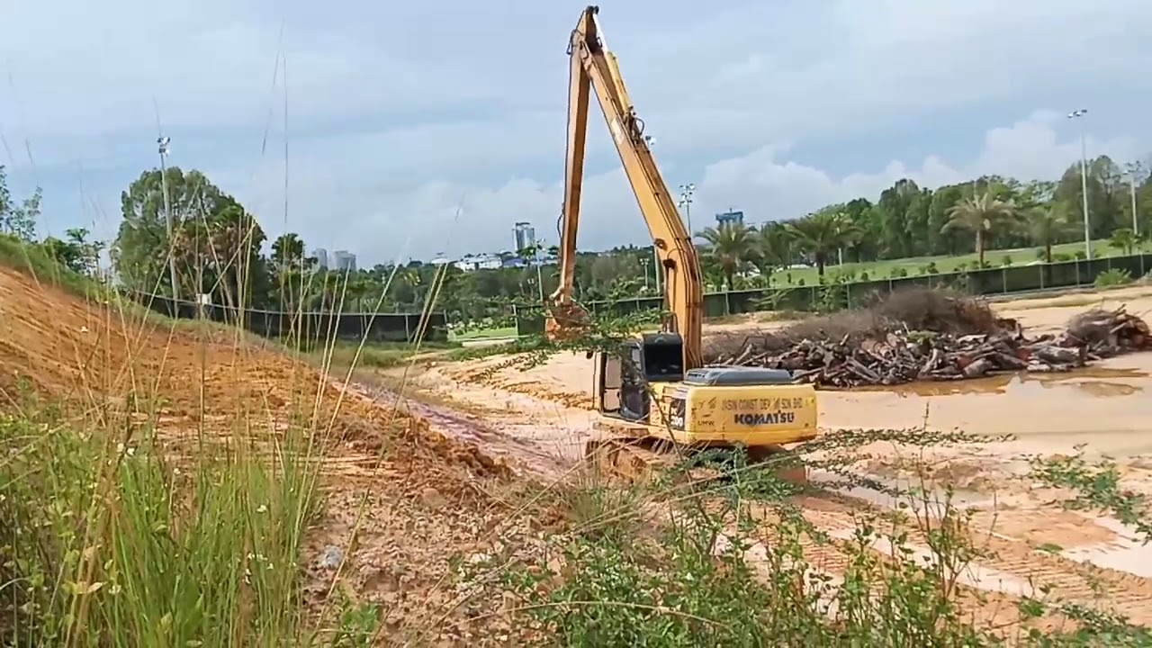 Excavator Komatsu PC 200 Long ARM - YouTube