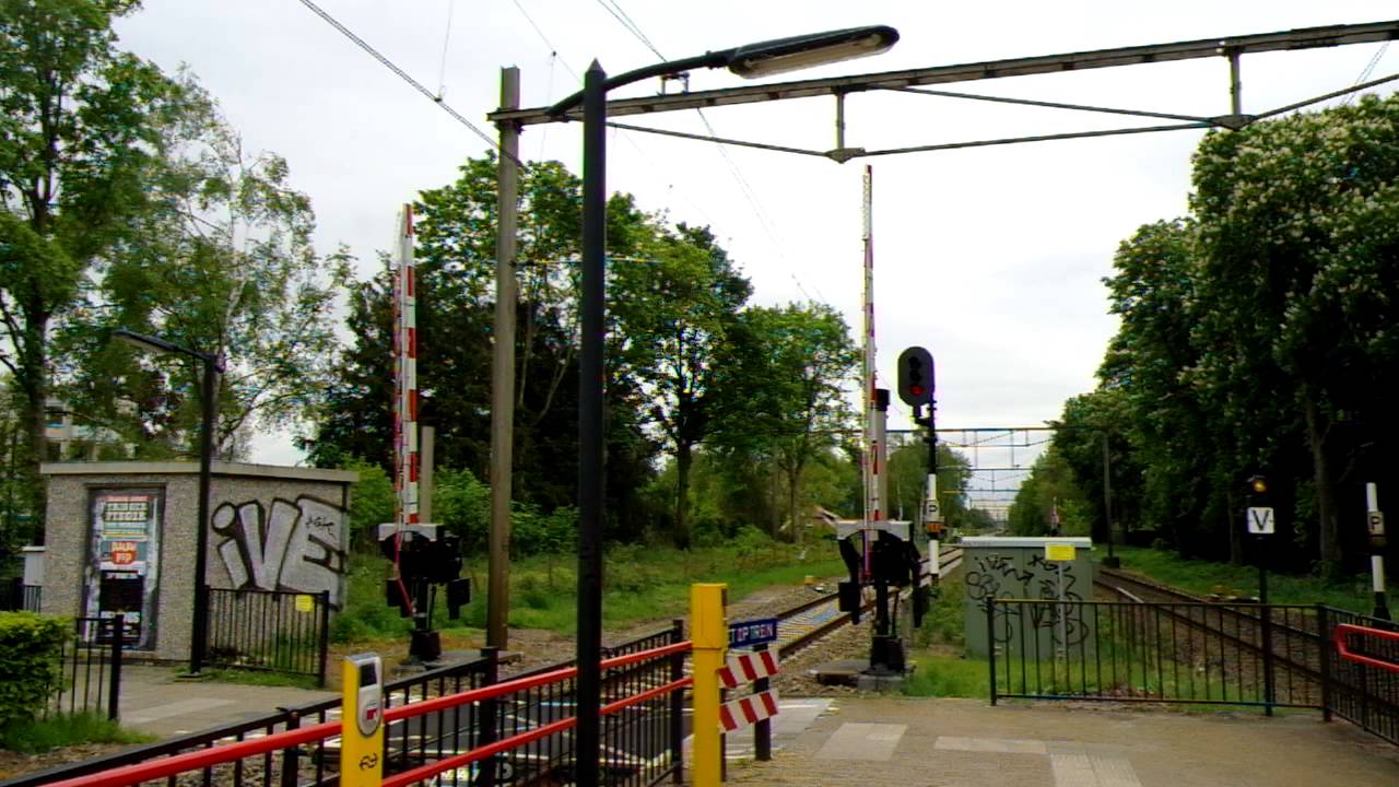 Dutch Railroad Crossing/ Level Crossing/ Spoorwegovergang Borne - YouTube