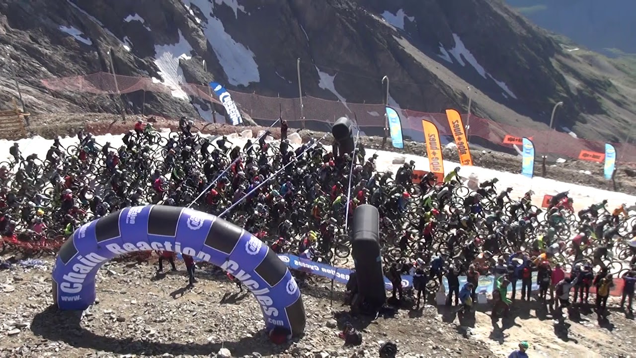MEGAVALANCHE Alpe d'Huez 2019 - Start - YouTube