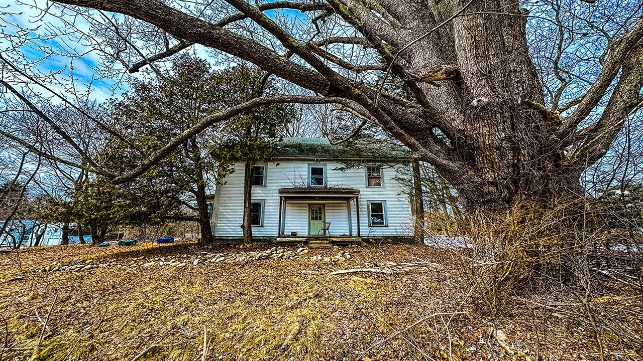 Exploring The Worst Hoarder House You Will Ever See! Piled to the ...