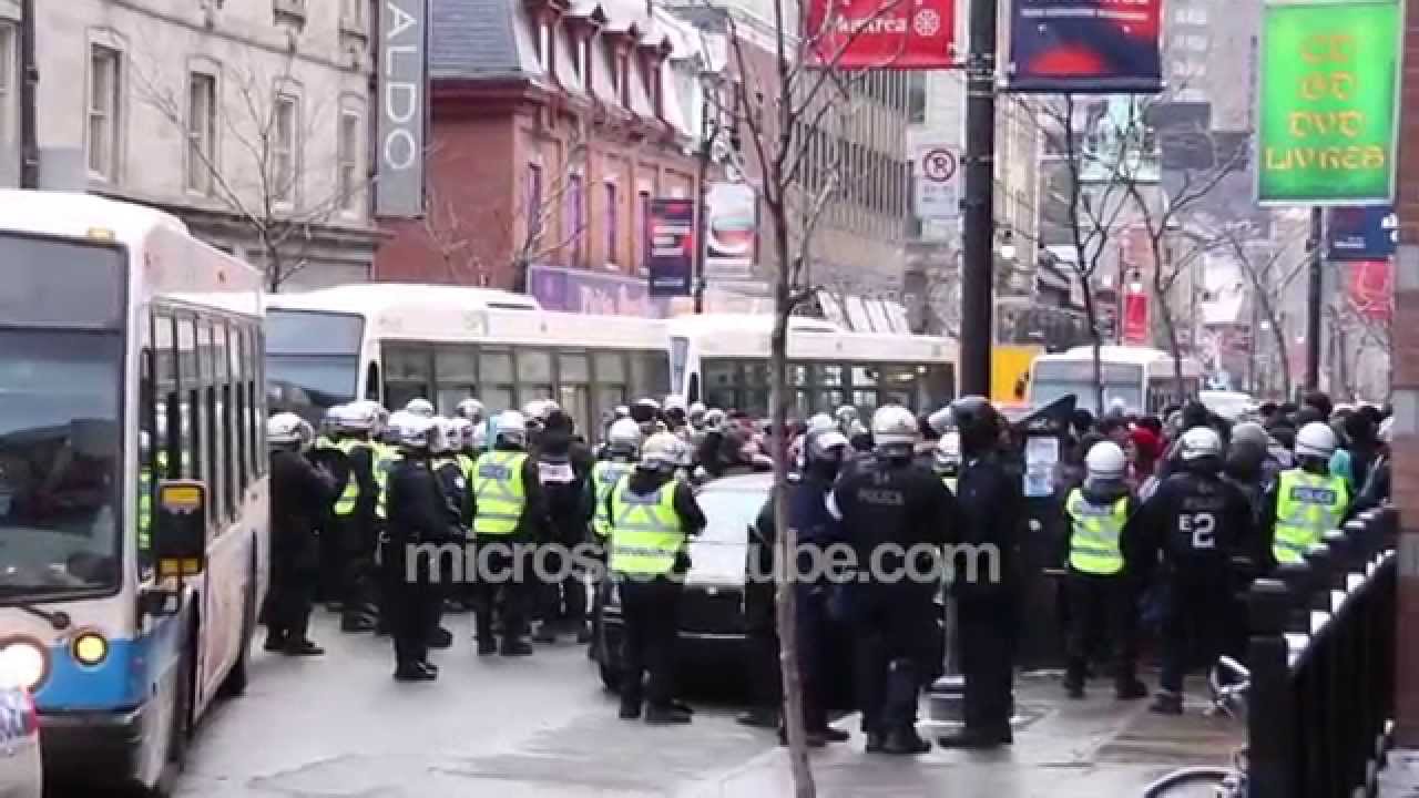 Woman arguing with riot police officer with mass arrest - YouTube