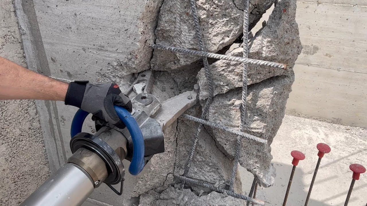 Demolition of a reinforced concrete wall with the TEHMA SP400 splitter ...